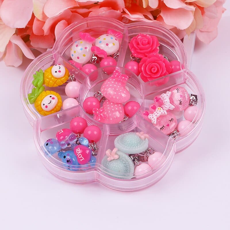 Förpackning med 7 clipsörhängen med tecknad flicka • Barn World